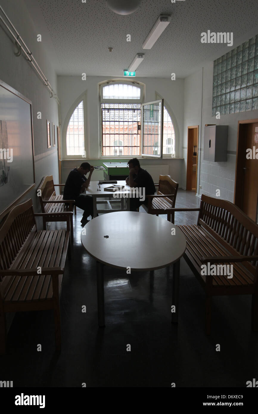 Inmate prison silhouette hi-res stock photography and images - Alamy