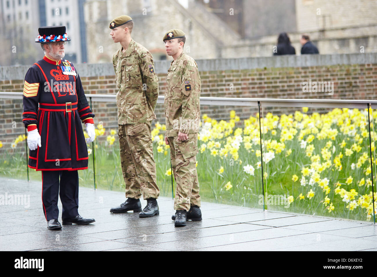 Yeoman warder beefeater soldiers hi-res stock photography and images ...
