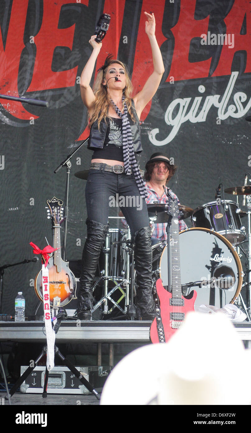 Danelle Leverett The JaneDear girls perform during the H2O Tour 2 at ...