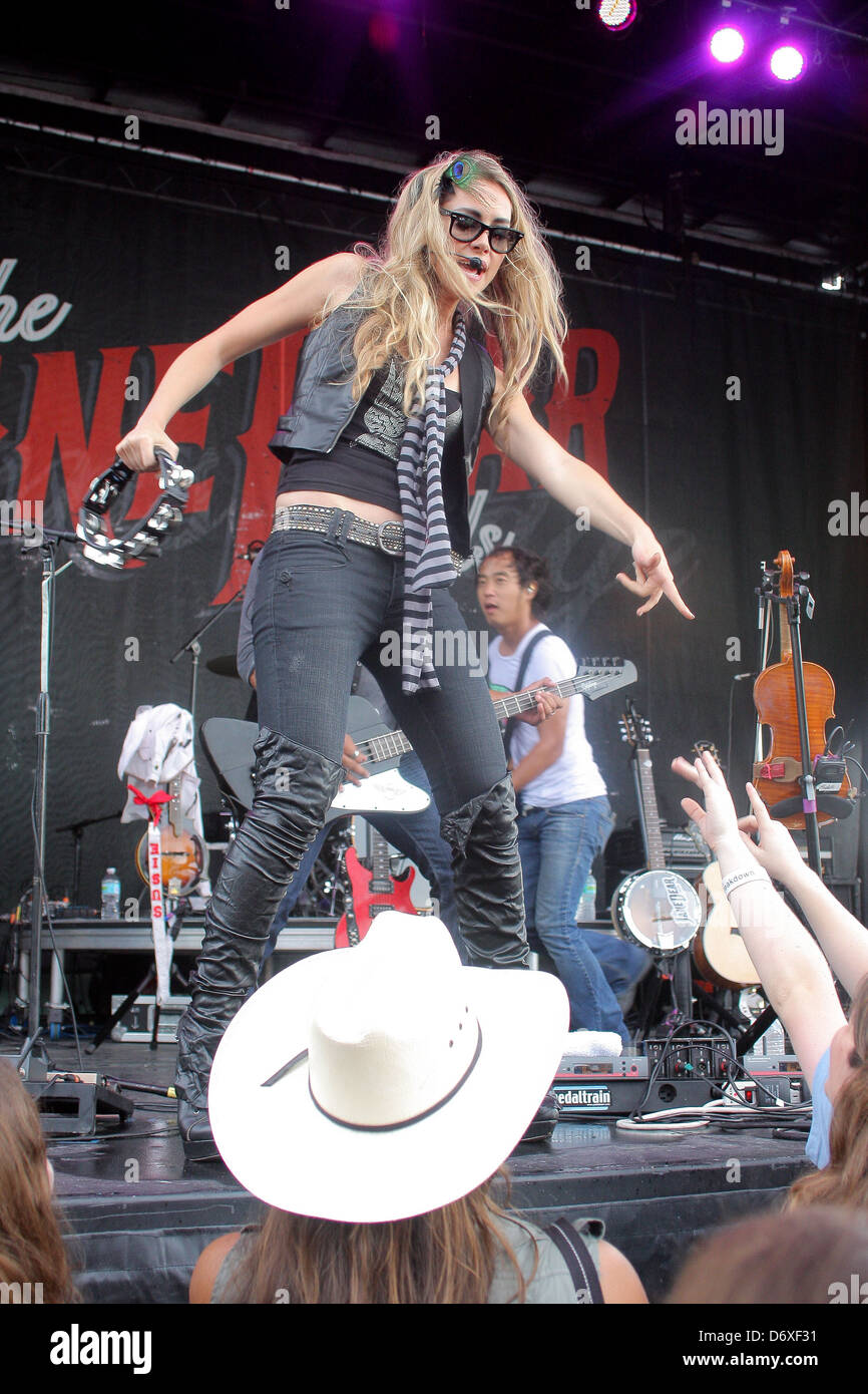 Danelle Leverett The JaneDear girls perform during the H2O Tour 2 at ...