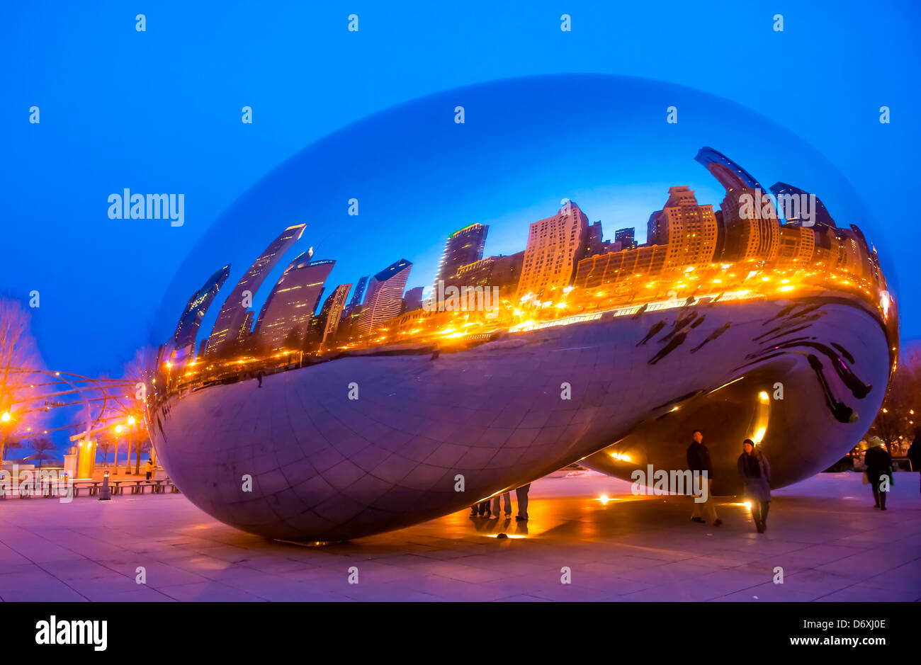 Cloud gate sculpture in millennium park hi-res stock photography and ...