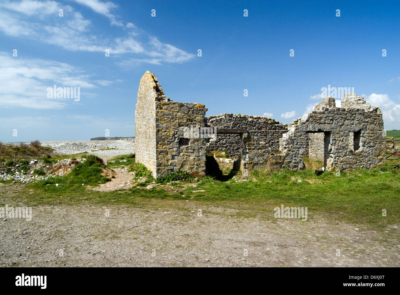 Derelict building, Limpert Bay, Aberthaw, Vale of Glamorgan, South ...