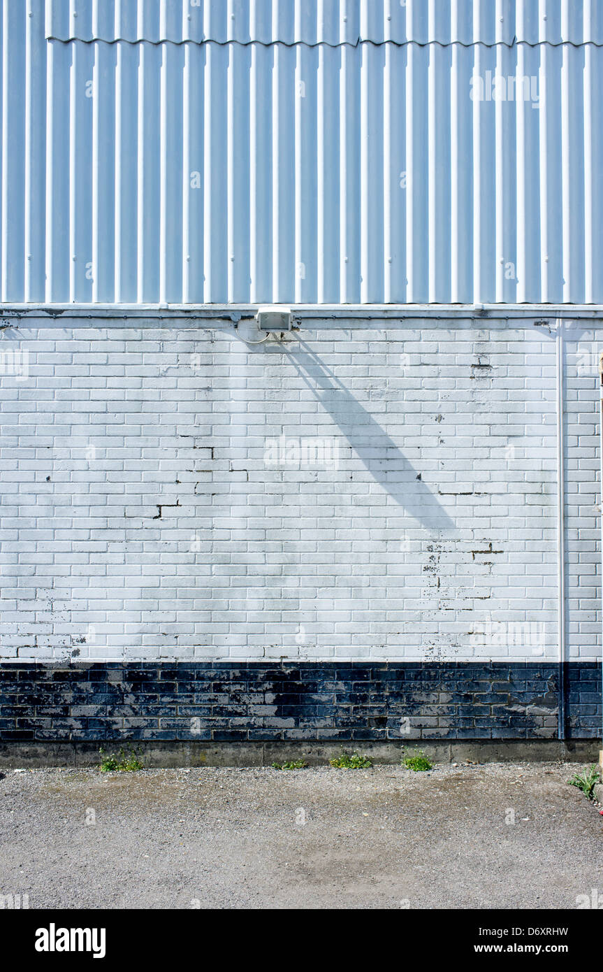 Asbestos cladding on old industrial building Stock Photo - Alamy