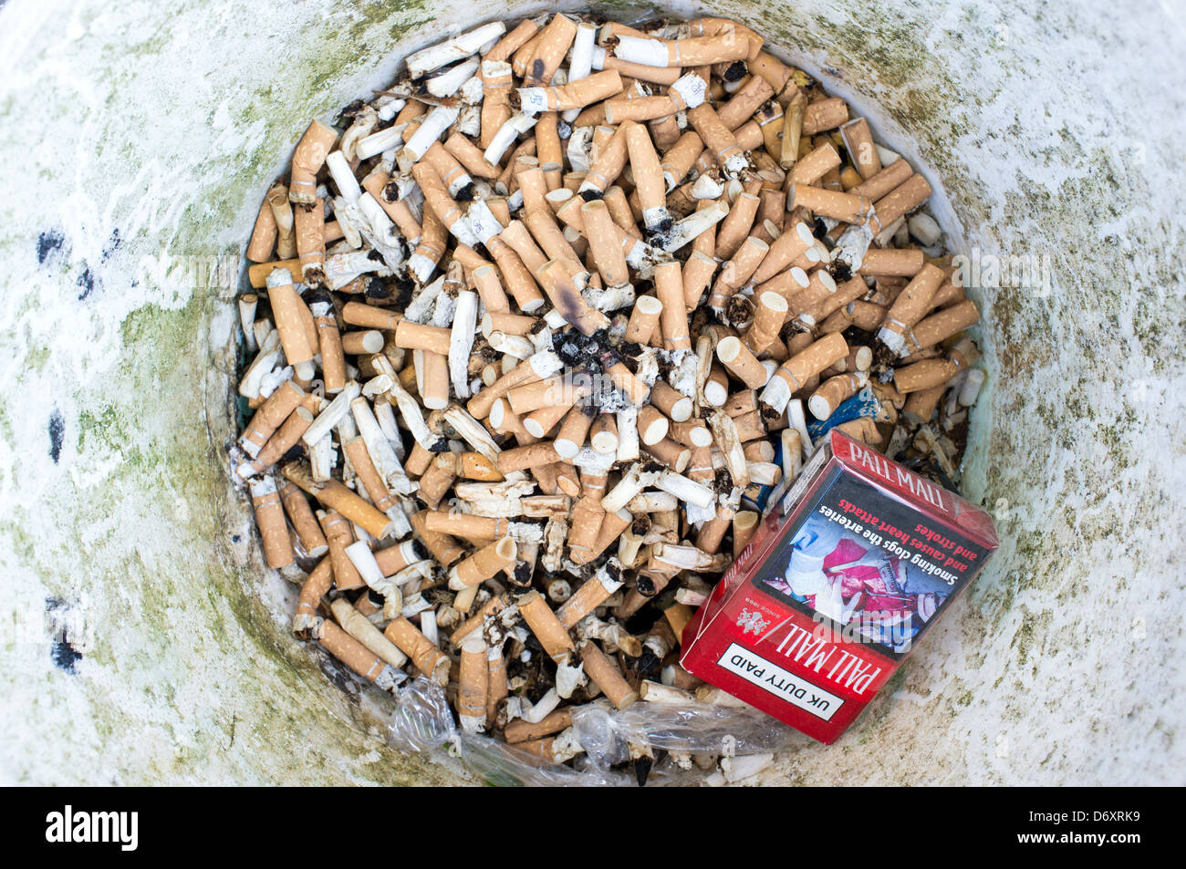 Cigarette packet health warning hi-res stock photography and images - Alamy