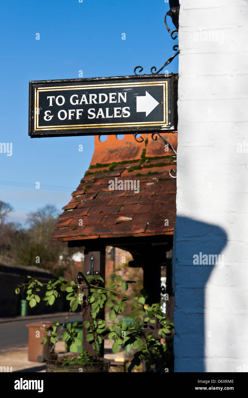 Village pub exterior hi-res stock photography and images - Alamy