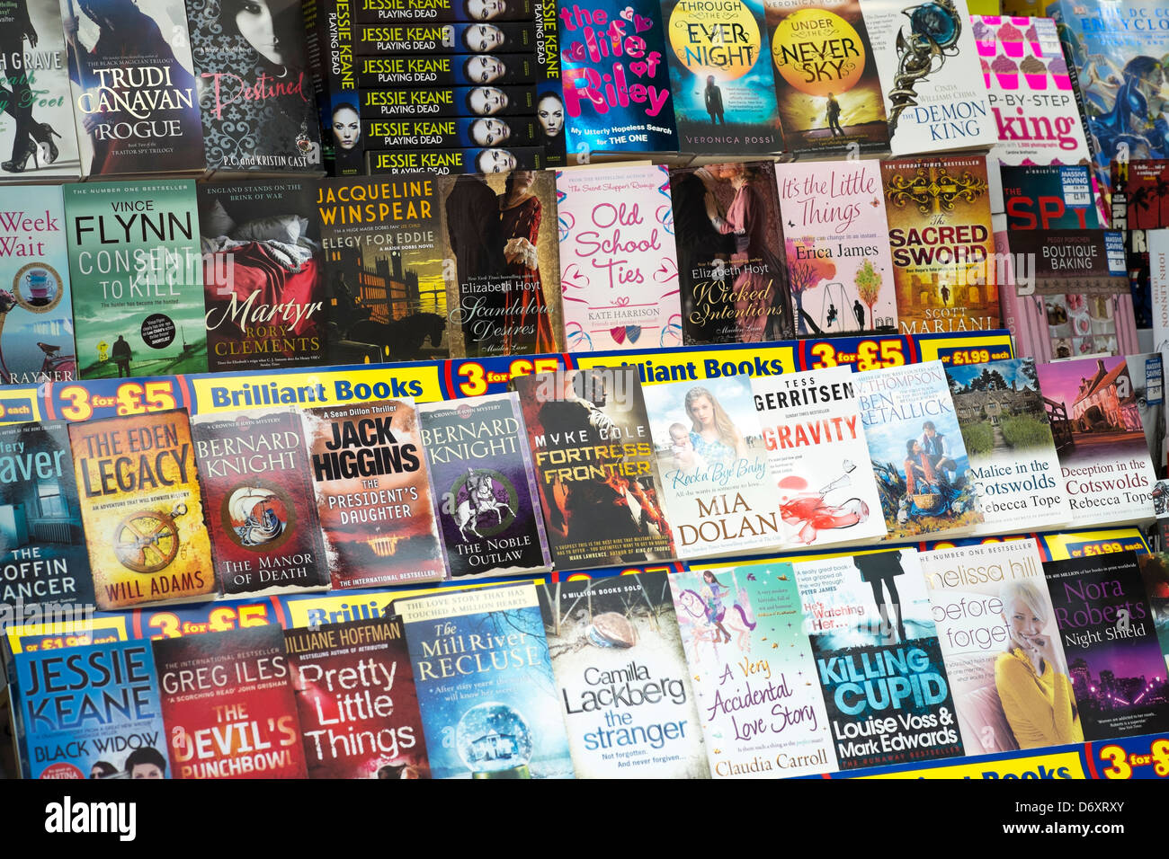 Paperback books in bookshop window Stock Photo - Alamy