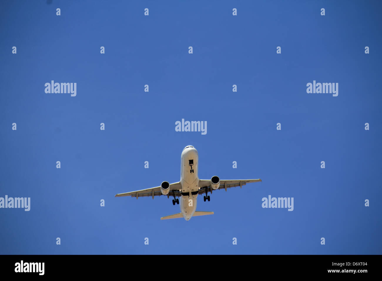 Aircraft high on approach hi-res stock photography and images - Alamy