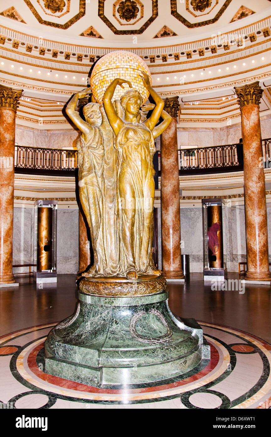 Statue, Natural History Museum of Los Angeles Stock Photo - Alamy