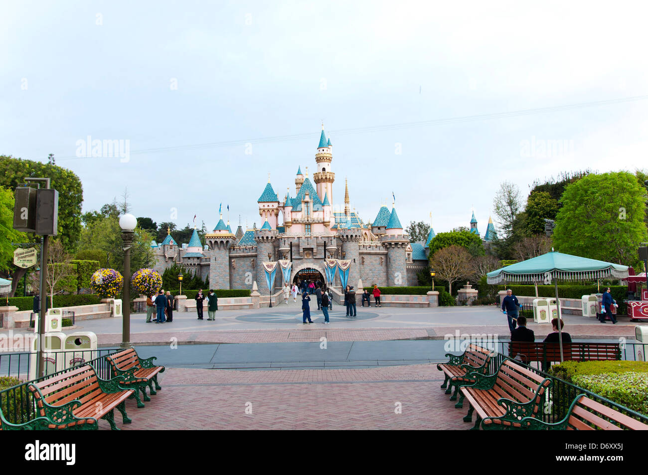 Disneyland park california castle hi-res stock photography and images ...