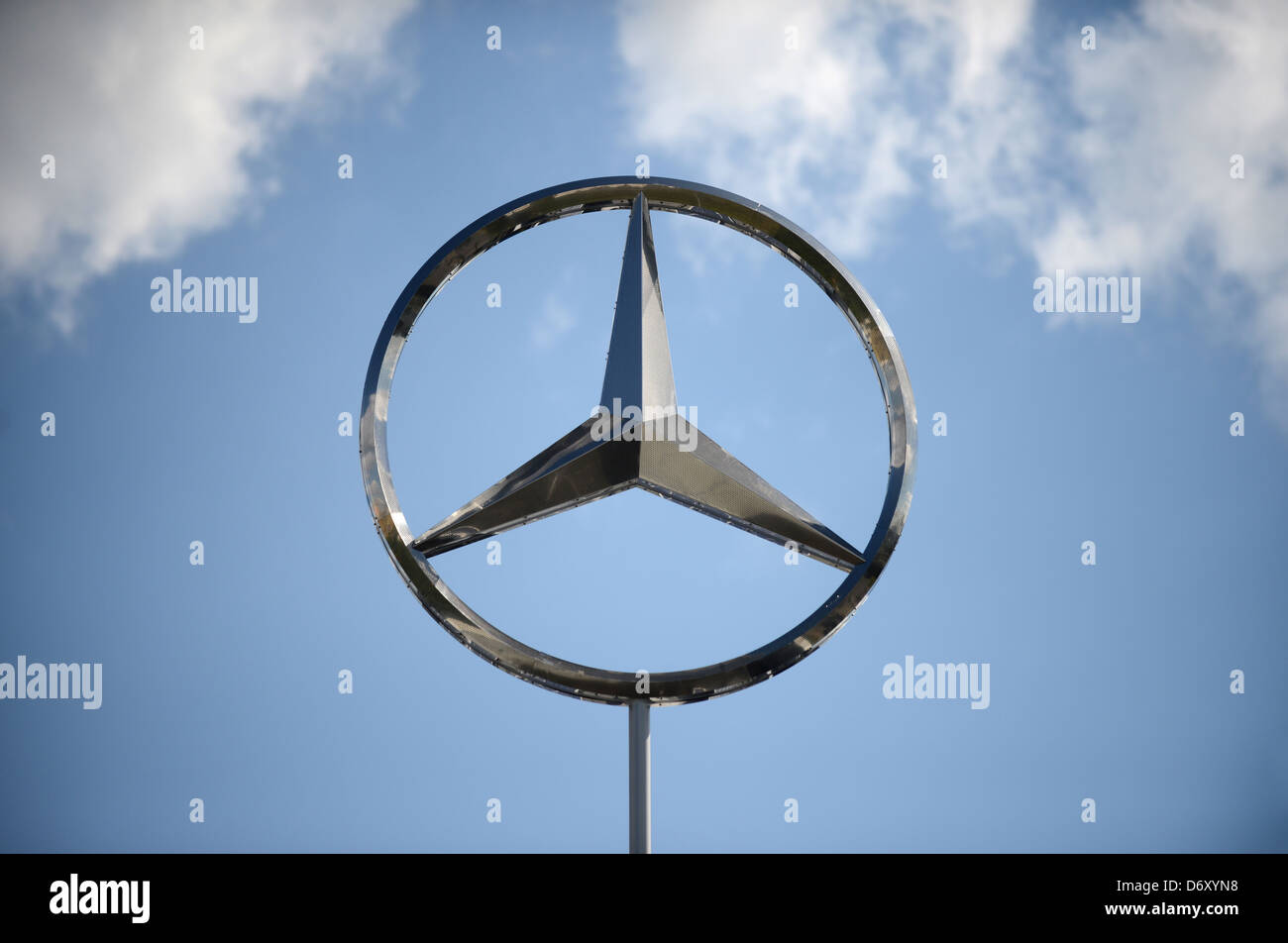 Mercedes benz star hi-res stock photography and images - Alamy