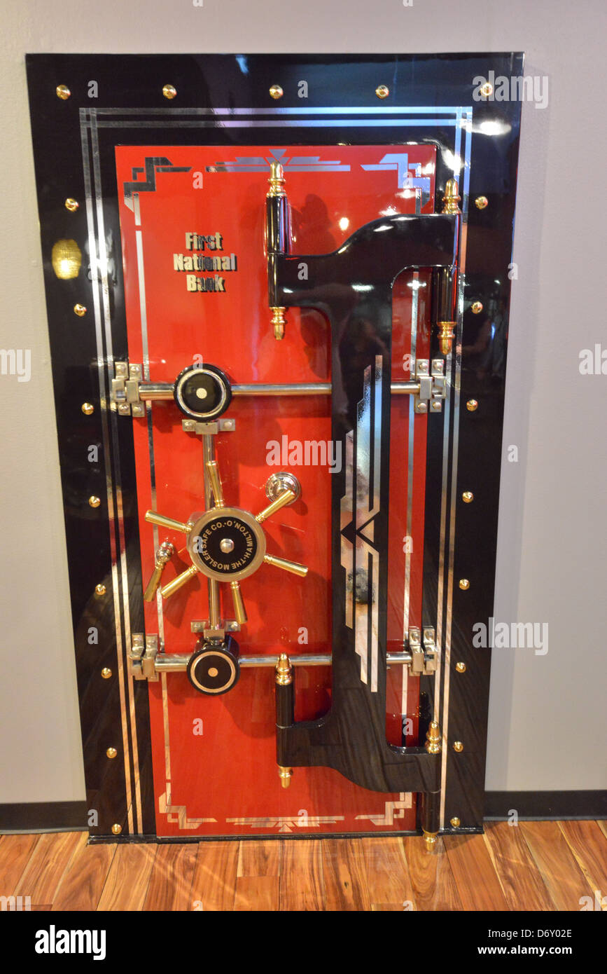 Vault door lock mechanism hi-res stock photography and images - Alamy
