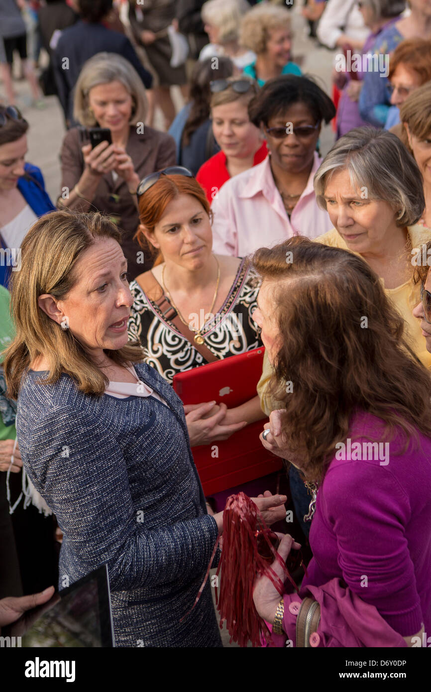 Campaigns talks women hi-res stock photography and images - Alamy