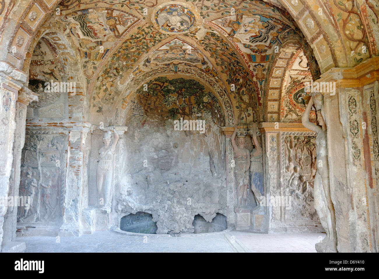 Italian garden grotto hi-res stock photography and images - Alamy
