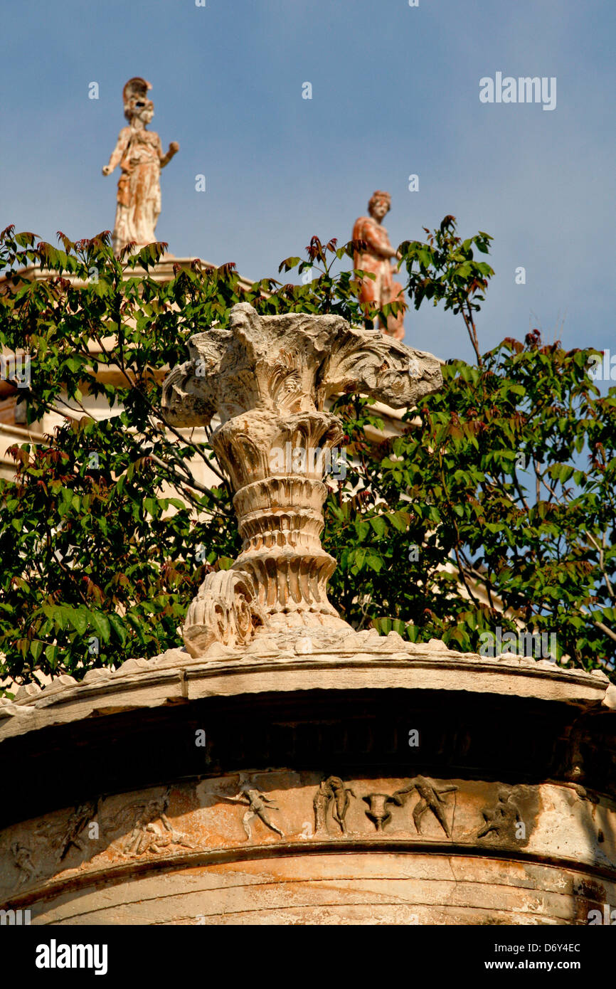 House with statues in old Athens district, Plaka Stock Photo - Alamy