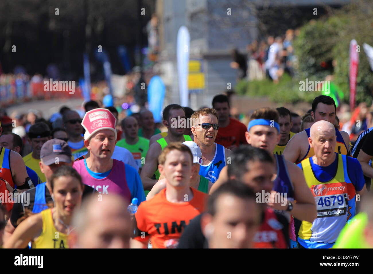 London marathon sick runner hi-res stock photography and images - Alamy