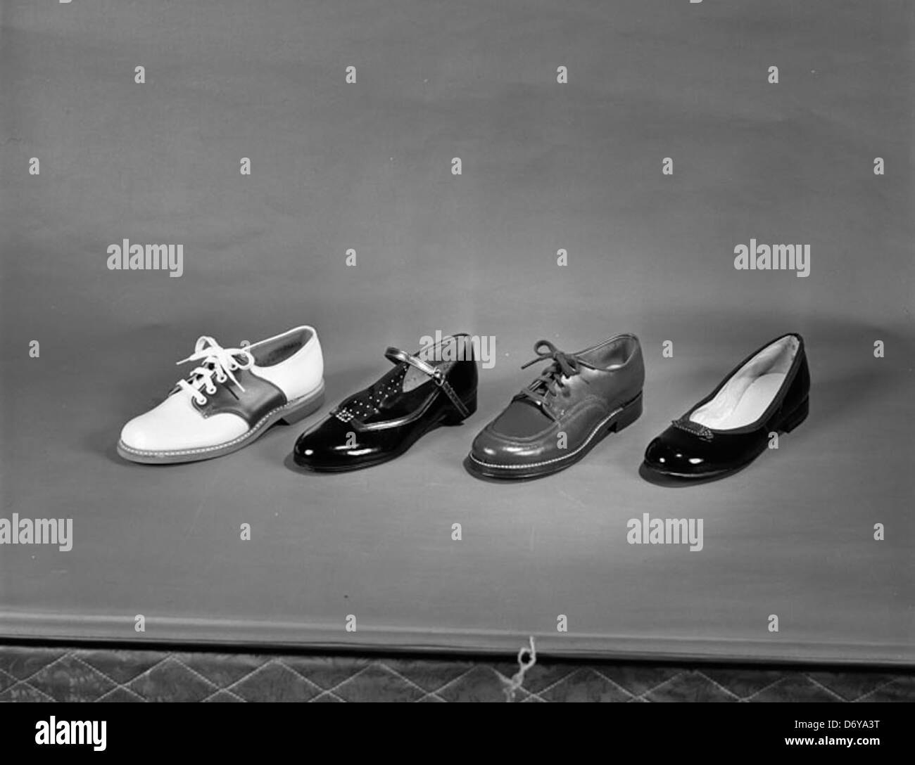 Saddle oxford shoes hi-res stock photography and images - Alamy