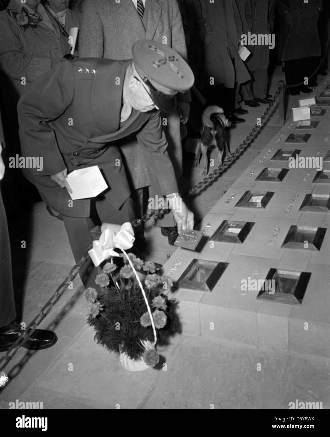War memorial dedication hi-res stock photography and images - Alamy