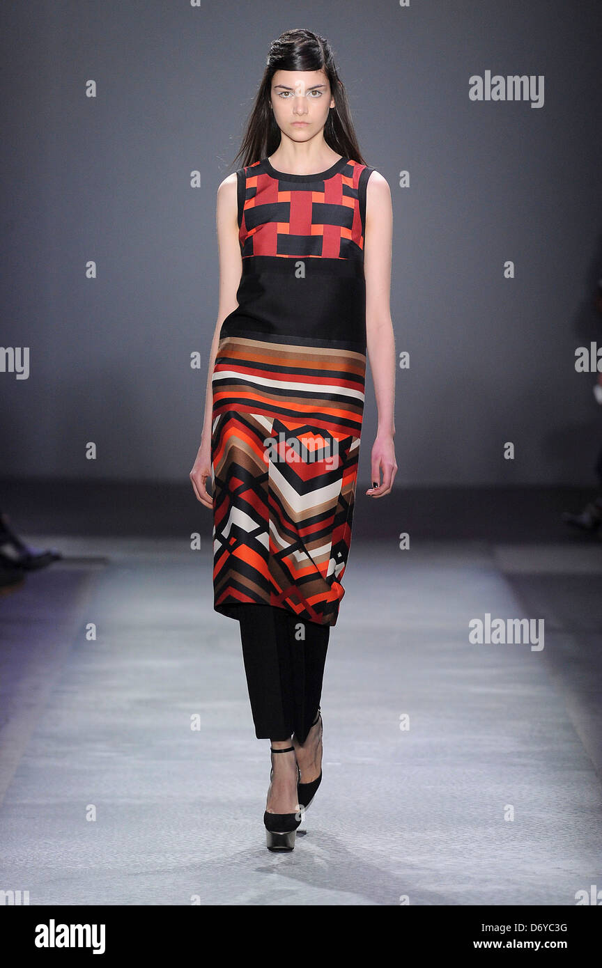 Model Paris Fashion Week Autumn/Winter 2012 - Giambattista Valli ...