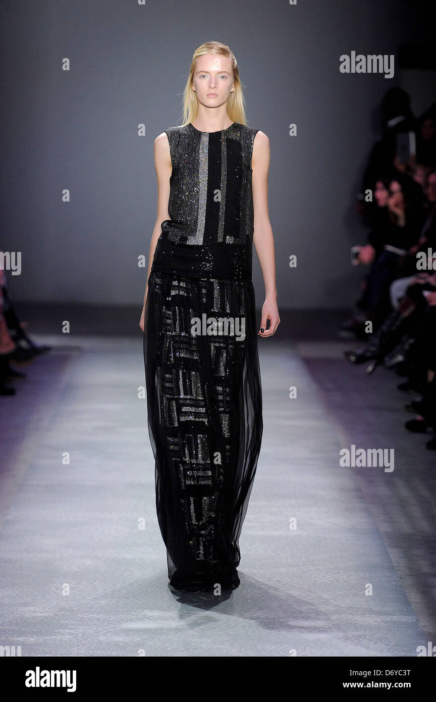 Model Paris Fashion Week Autumn/Winter 2012 - Giambattista Valli ...