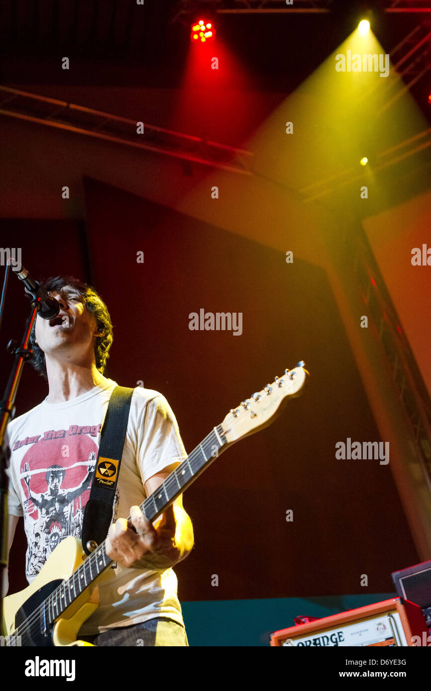 Fighting with wire hi-res stock photography and images - Alamy