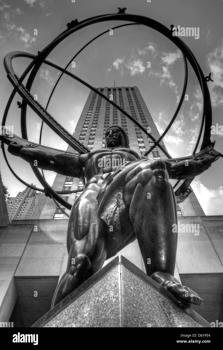 Atlas in front of the Rockefeller Center on 5th Avenue in New York City ...