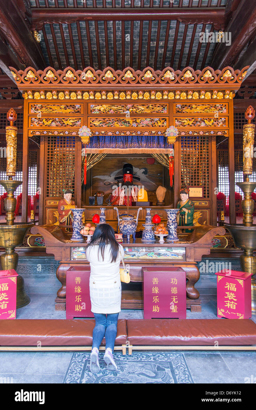woman praying at chinese temple in shanghai china Stock Photo - Alamy