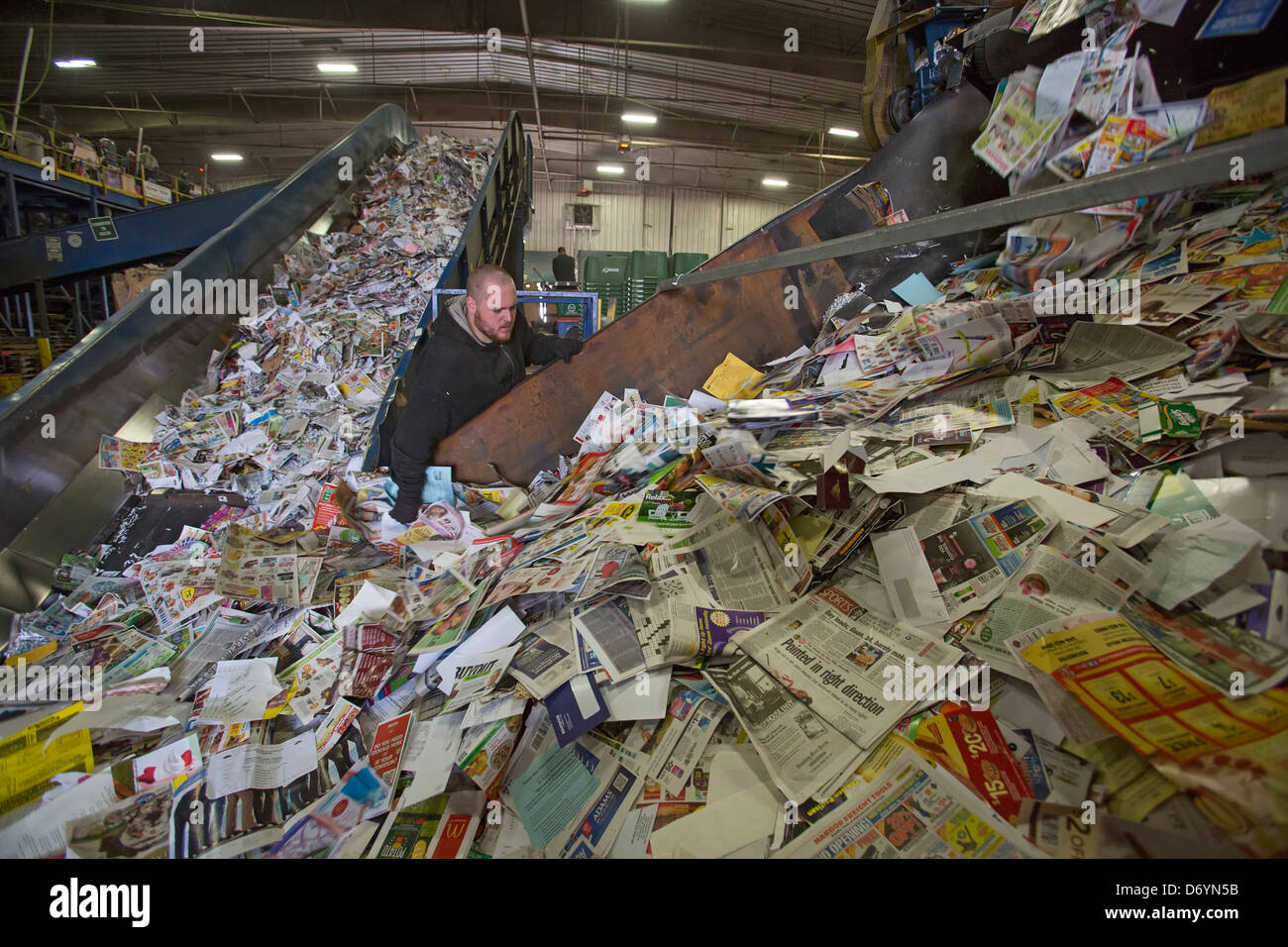 Recycling center workers sort trash hi-res stock photography and images ...