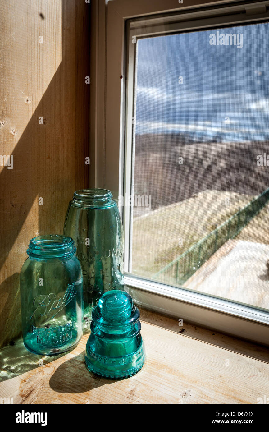 Bottles window hi-res stock photography and images - Alamy