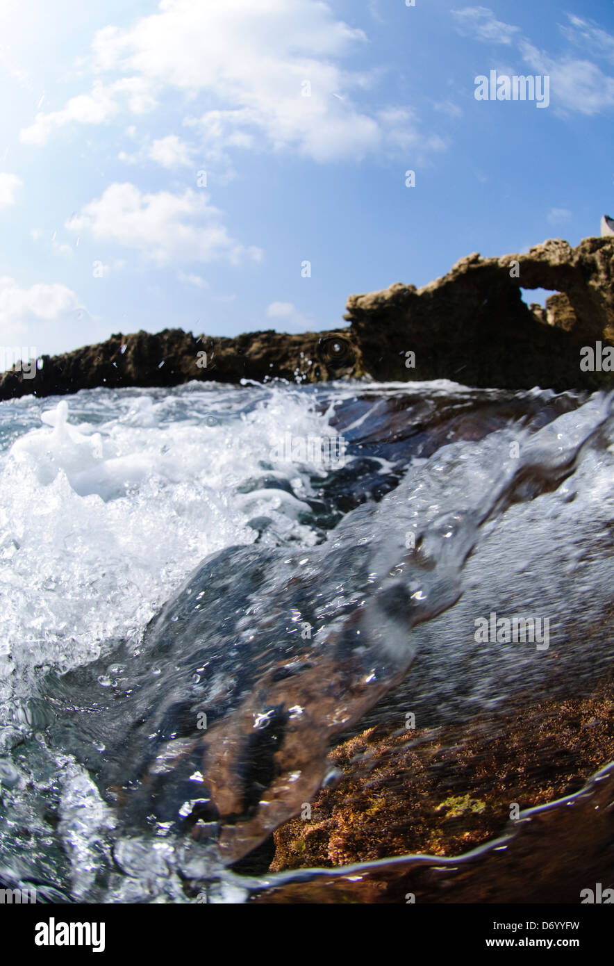 Breaking water waves hi-res stock photography and images - Alamy