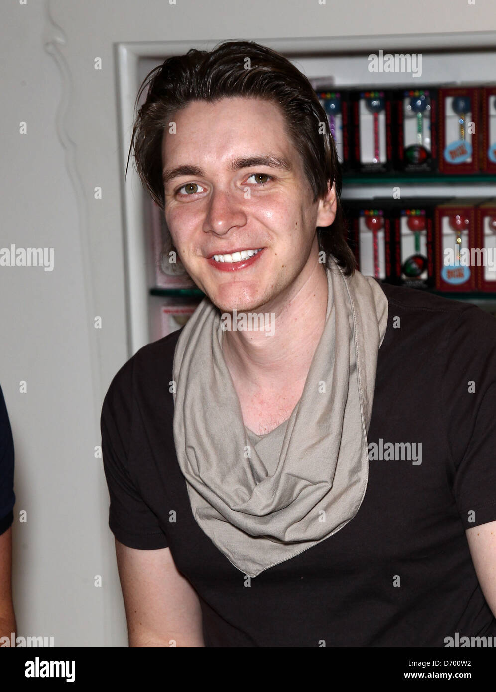 James Phelps 'Harry Potter' stars James Phelps and Oliver Phelps hold ...