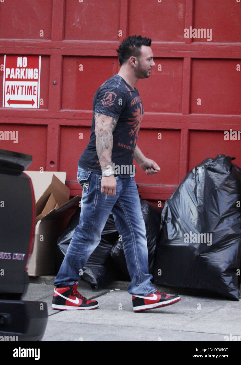 Roger Matthews takes out the garbage from his girlfriend JWOWW's house ...