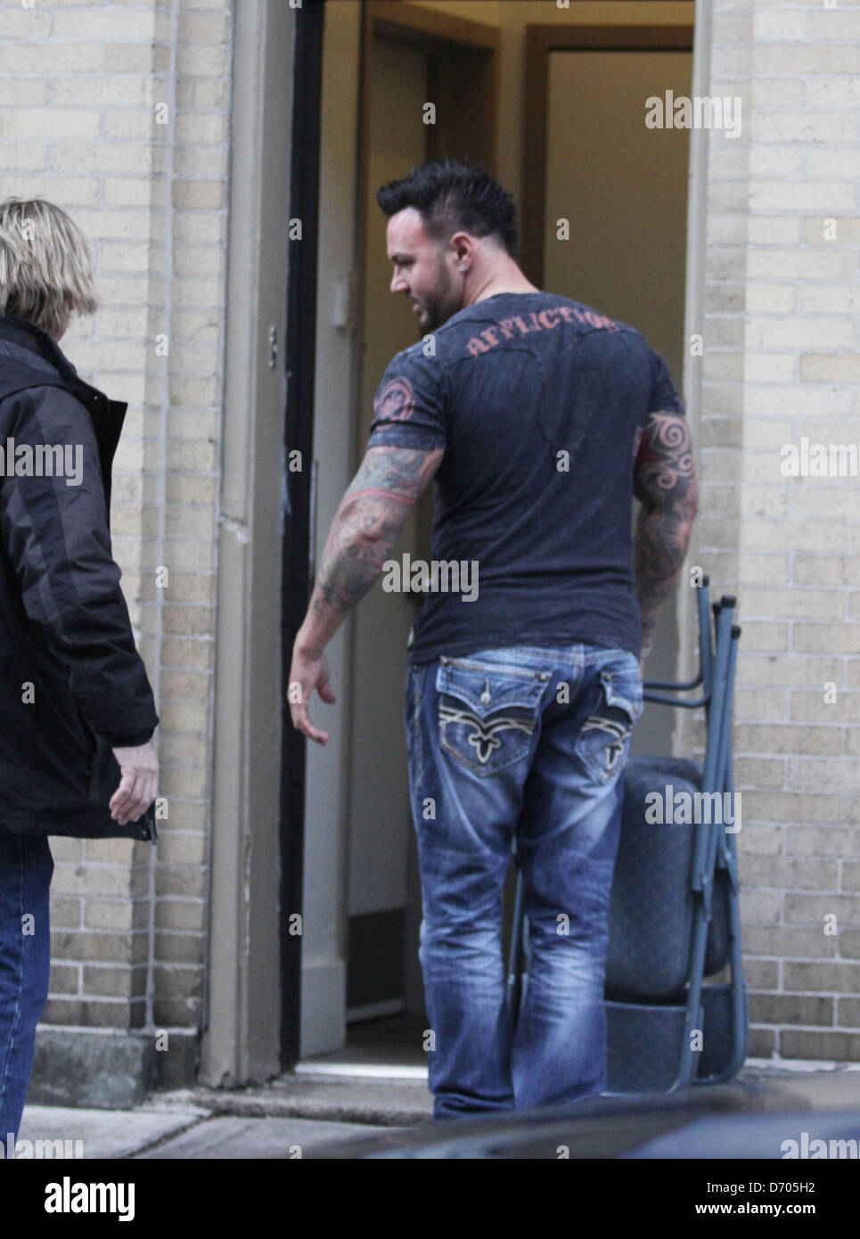 Roger Matthews takes out the garbage from his girlfriend JWOWW's house ...