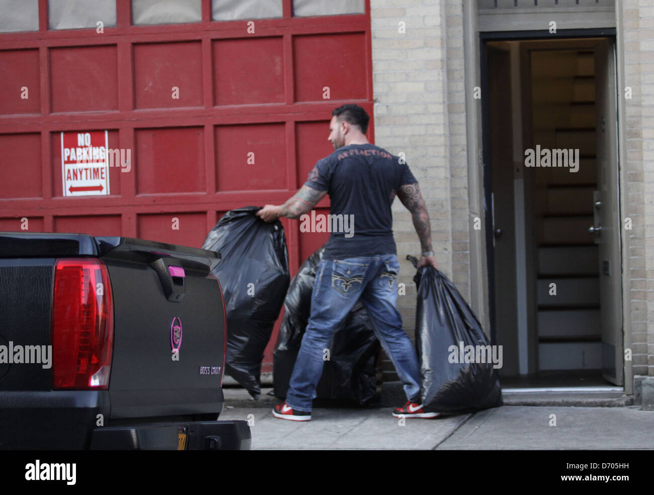 Roger Matthews takes out the garbage from his girlfriend JWOWW's house ...