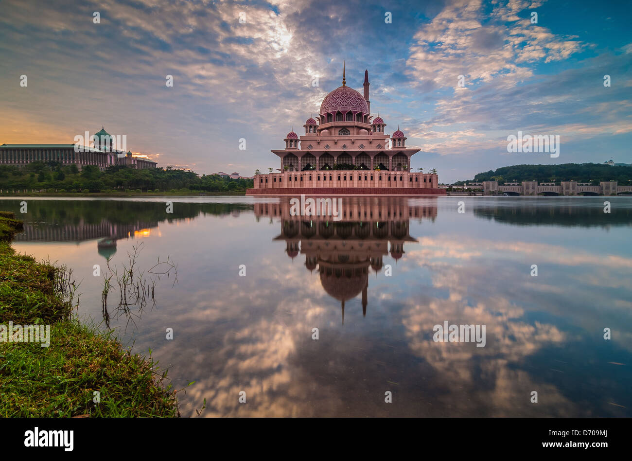 Mosque figure hi-res stock photography and images - Alamy
