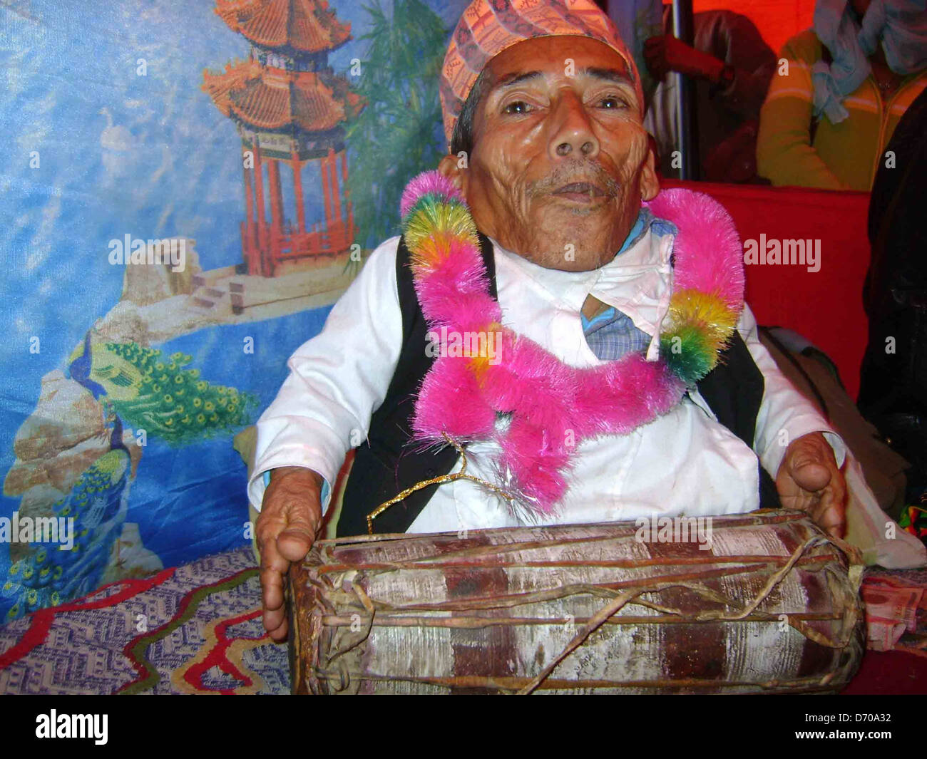 Worlds smallest man hi-res stock photography and images - Alamy