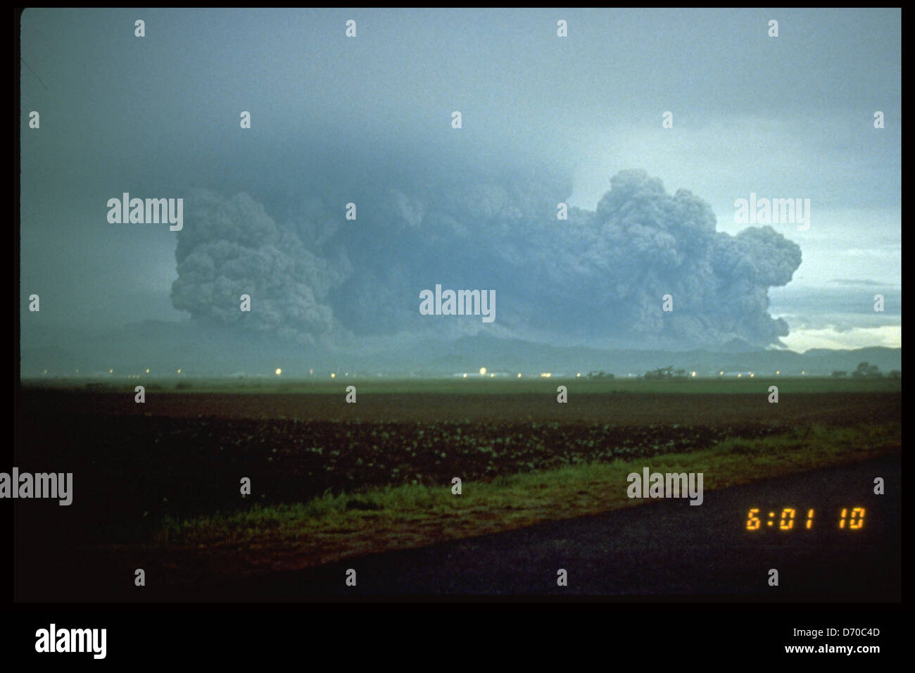 The lateral blast plume from the eruption of Mount Pinatubo on June 15 ...