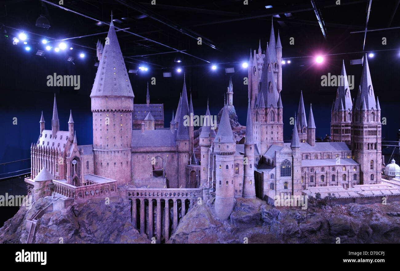 The Making of Harry Potter - Hogwarts Castle scale model media viewing ...