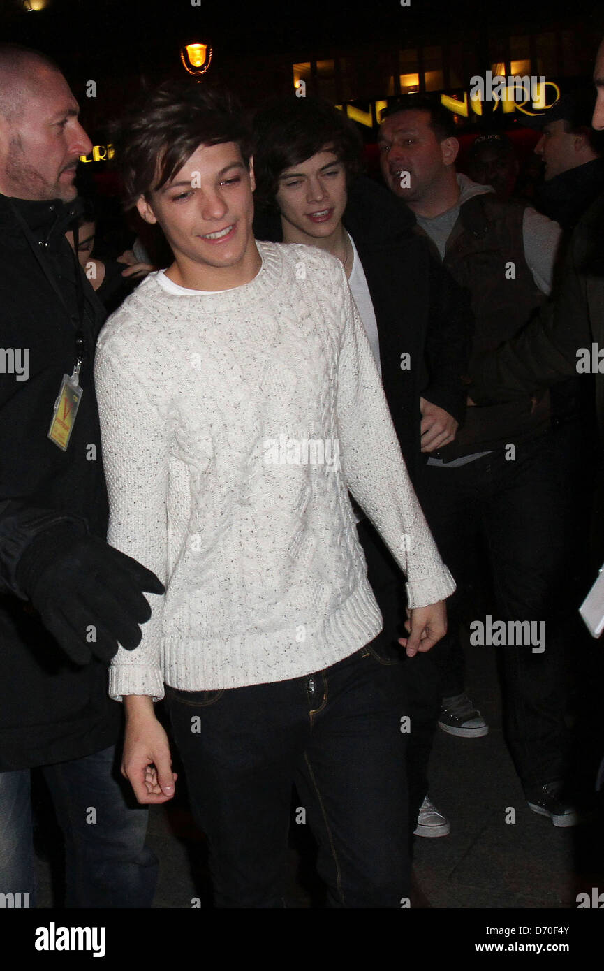 Louis Tomlinson and Harry Styles, of boy band One Direction mobbed by ...