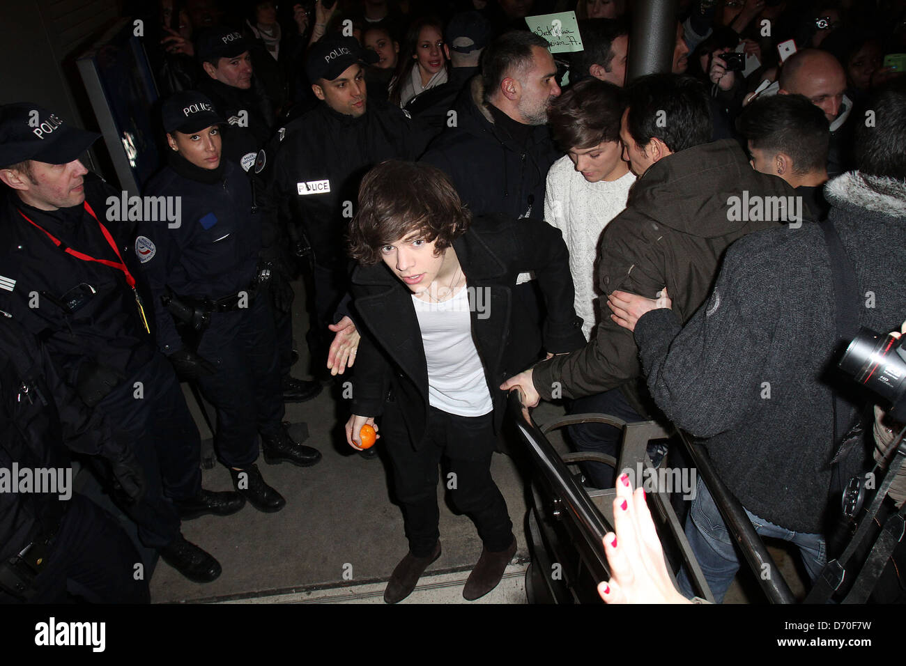 Harry Styles and Louis Tomlinson, of boy band One Direction mobbed by ...