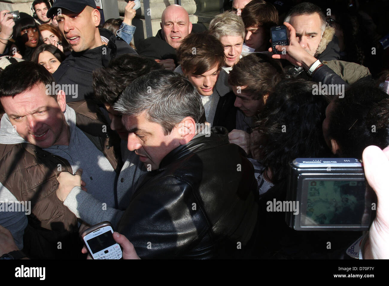 Louis Tomlinson, of boy band One Direction mobbed by hundreds of ...