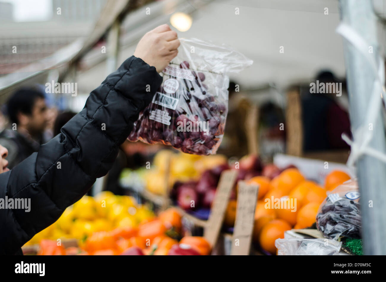 Grapes vendor hi-res stock photography and images - Alamy