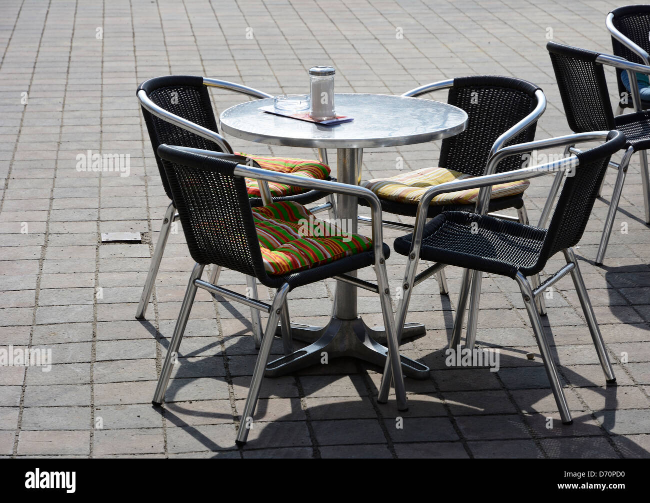 Empty table hi-res stock photography and images - Alamy