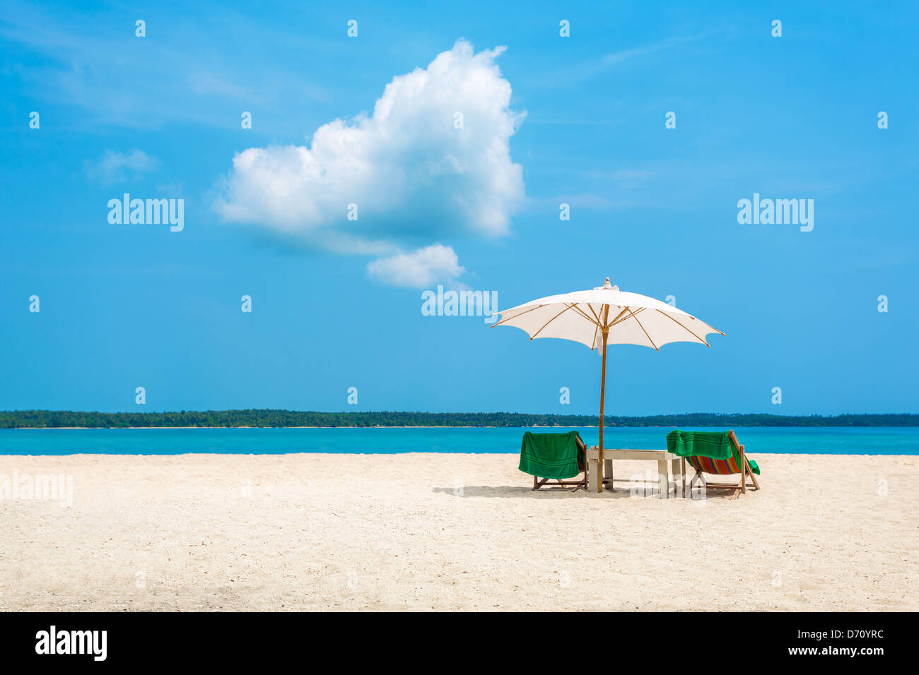 Umbrella tropical beach hi-res stock photography and images - Alamy