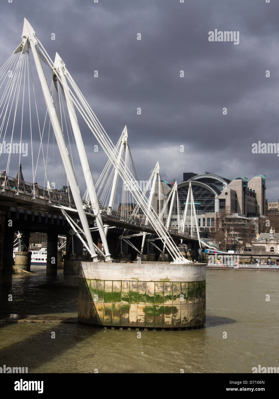 Golden jubilee bridge icon uk hi-res stock photography and images - Alamy
