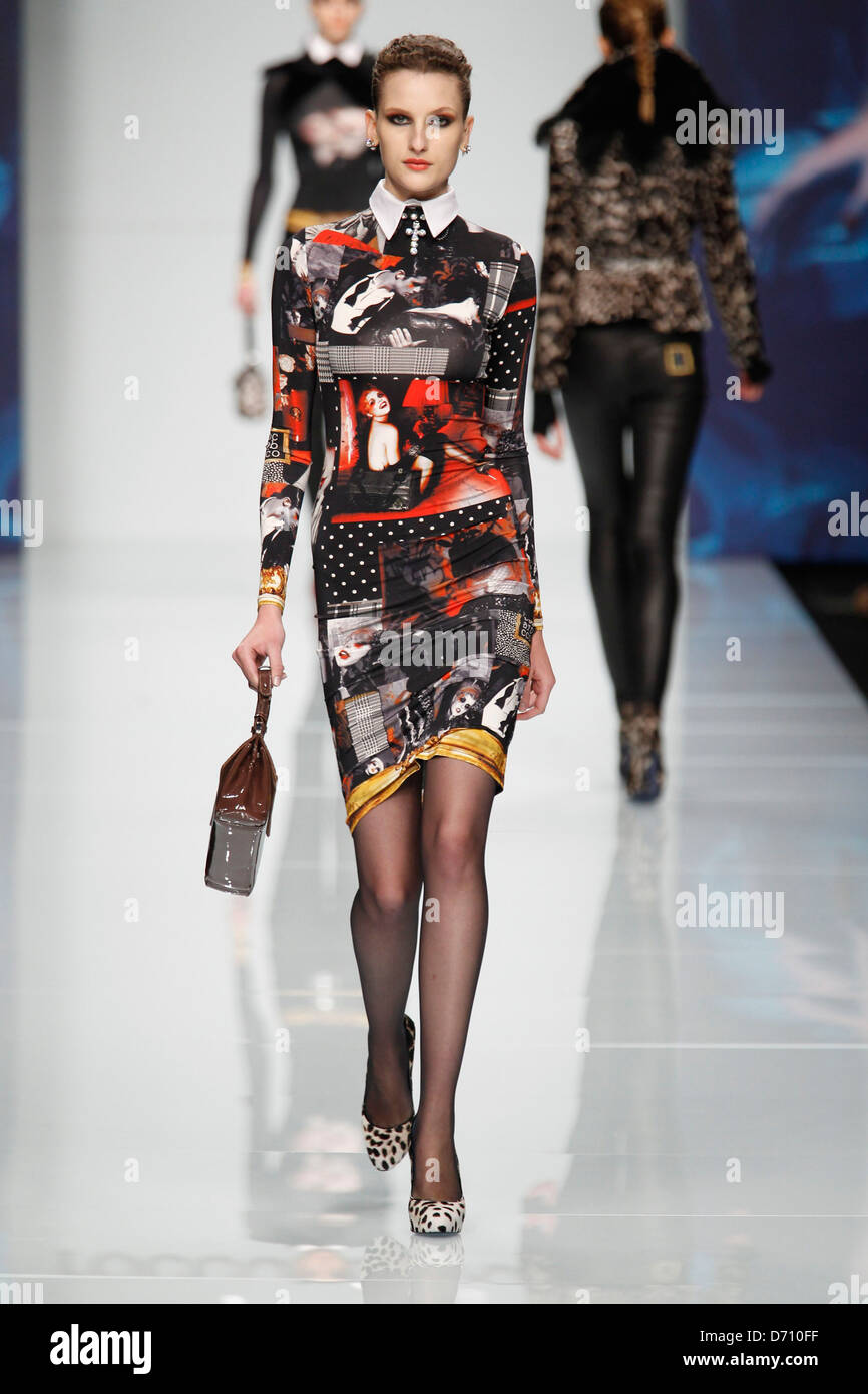 Model Milan Fashion Week Autumn/Winter 2012 - Rocco Barocco - Catwalk ...