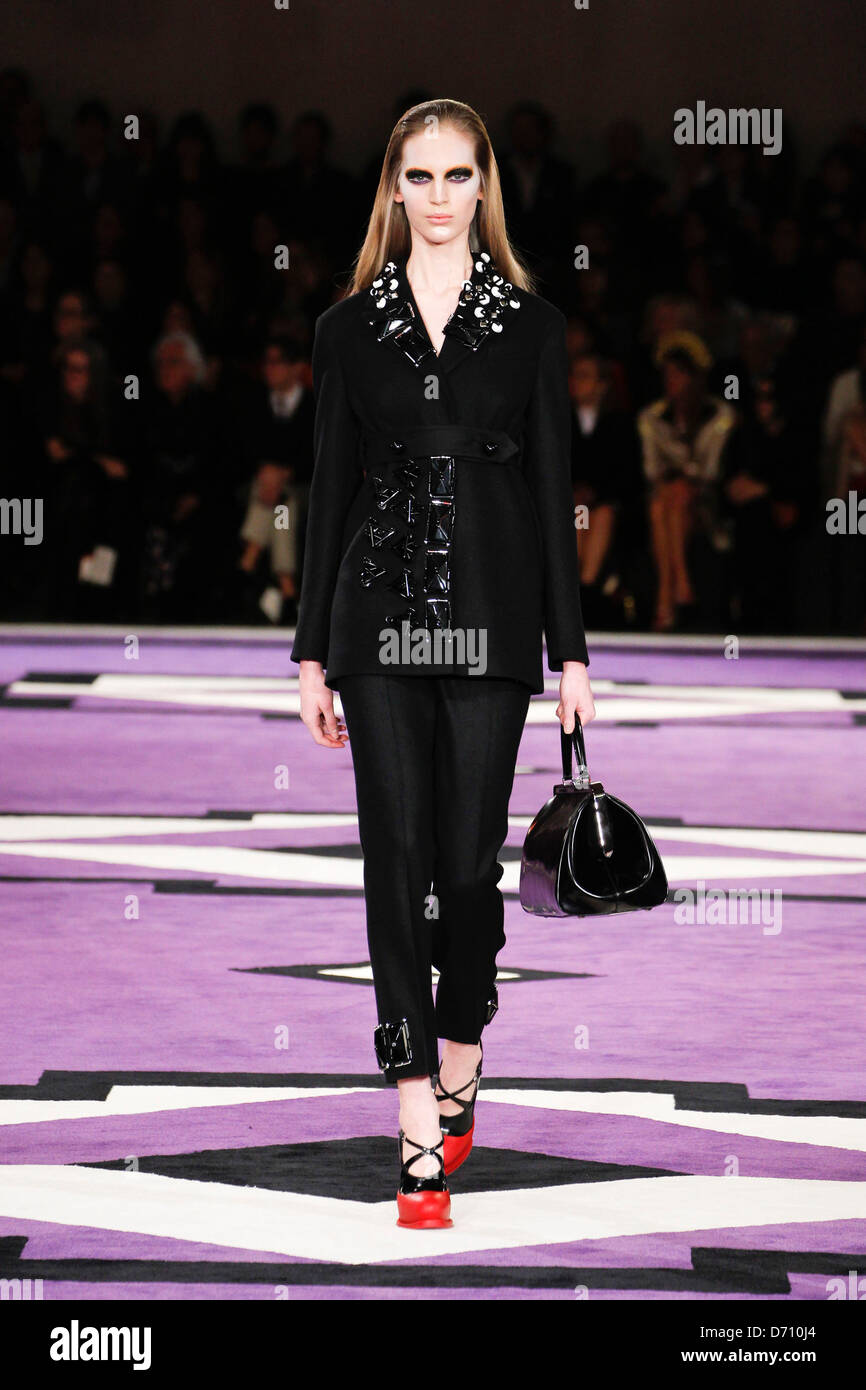 Model Milan Fashion Week Autumn/Winter 2012 - Prada - Catwalk Milan ...