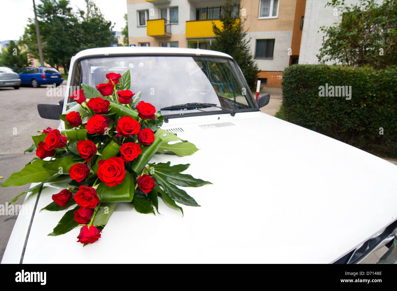 Vintage wedding car decorated with roses Stock Photo - Alamy