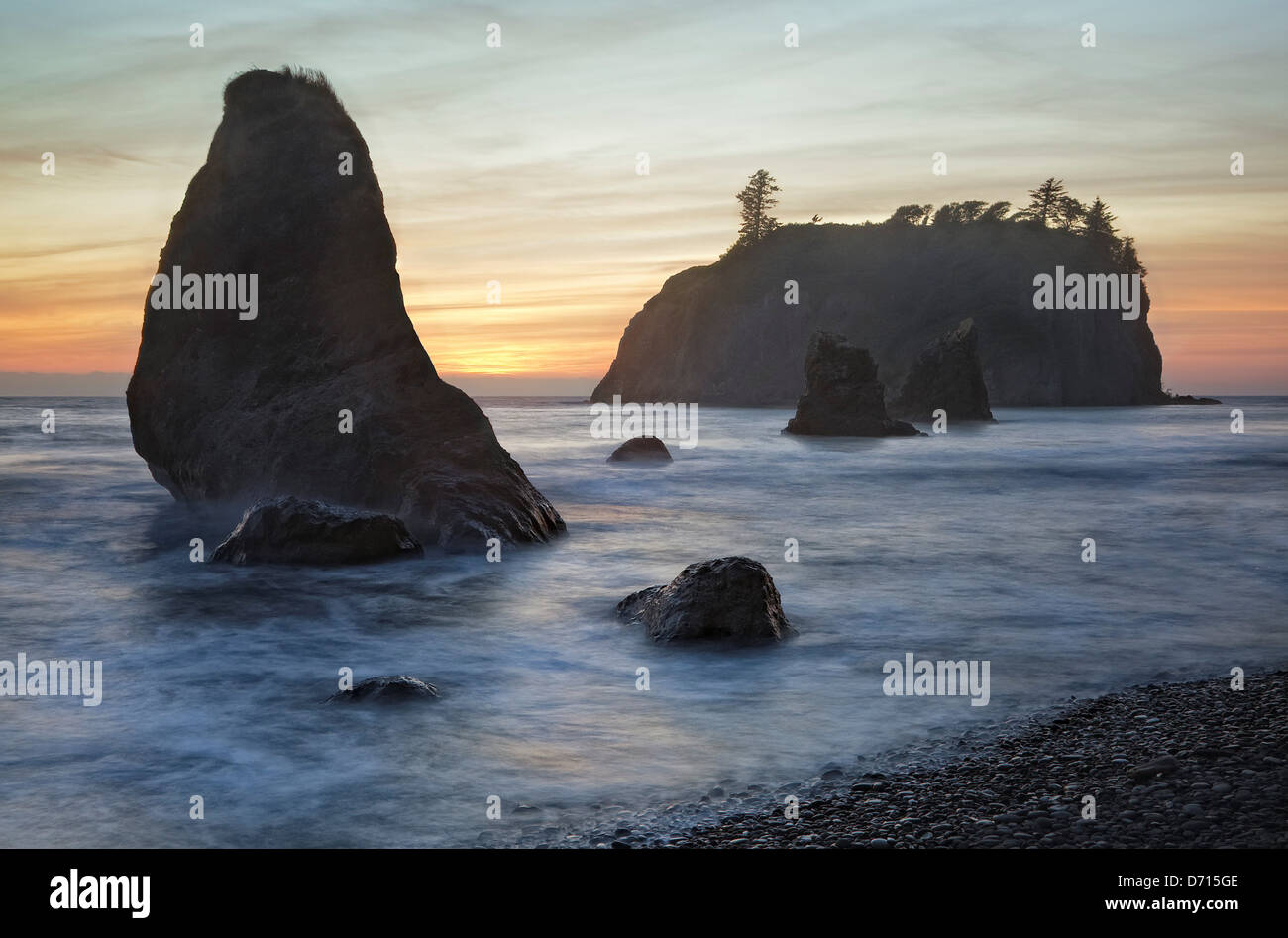 USA, Washington, Olympic National Park, Ruby Beach, Sunset on sea ...