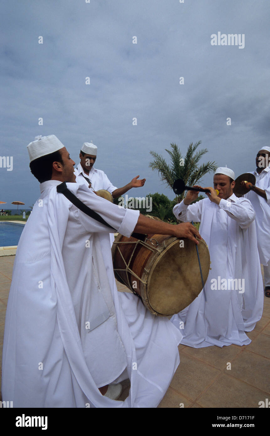 African men playing drums hi-res stock photography and images - Alamy