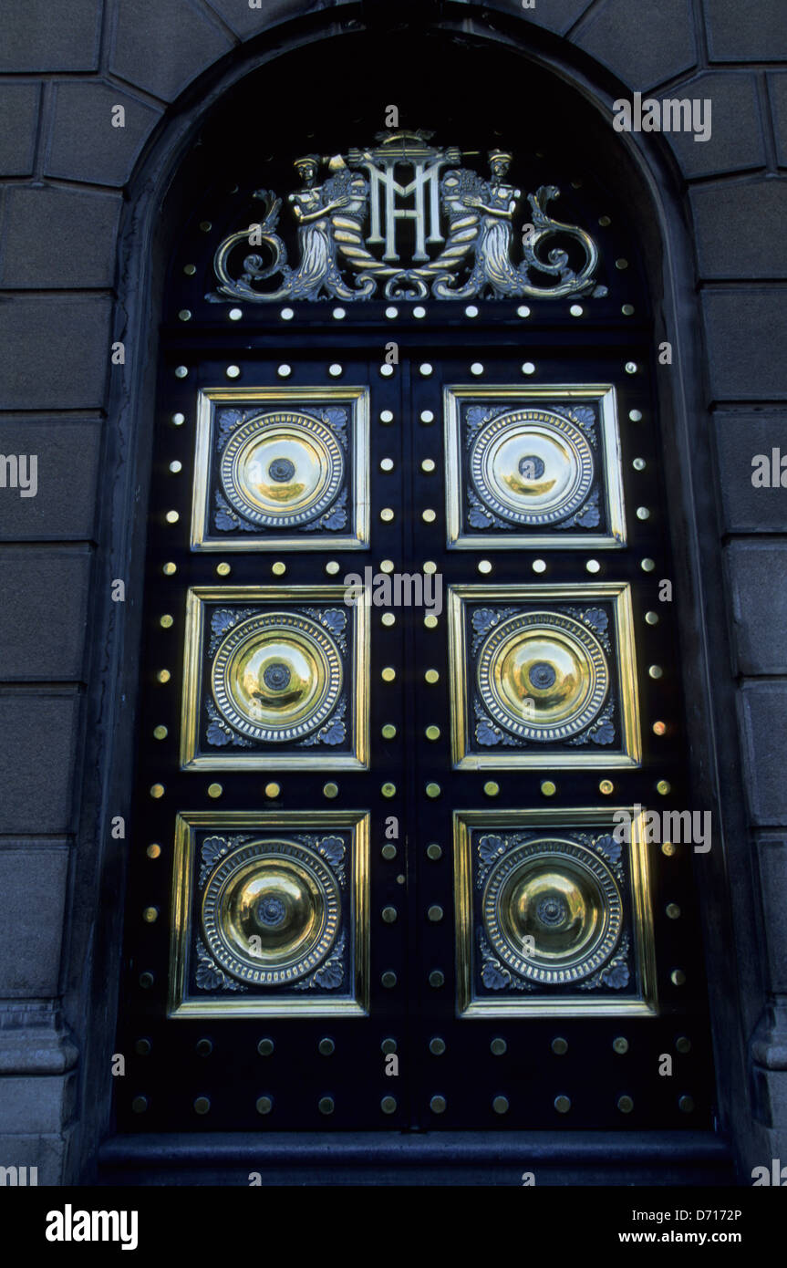 Government building door hi-res stock photography and images - Alamy